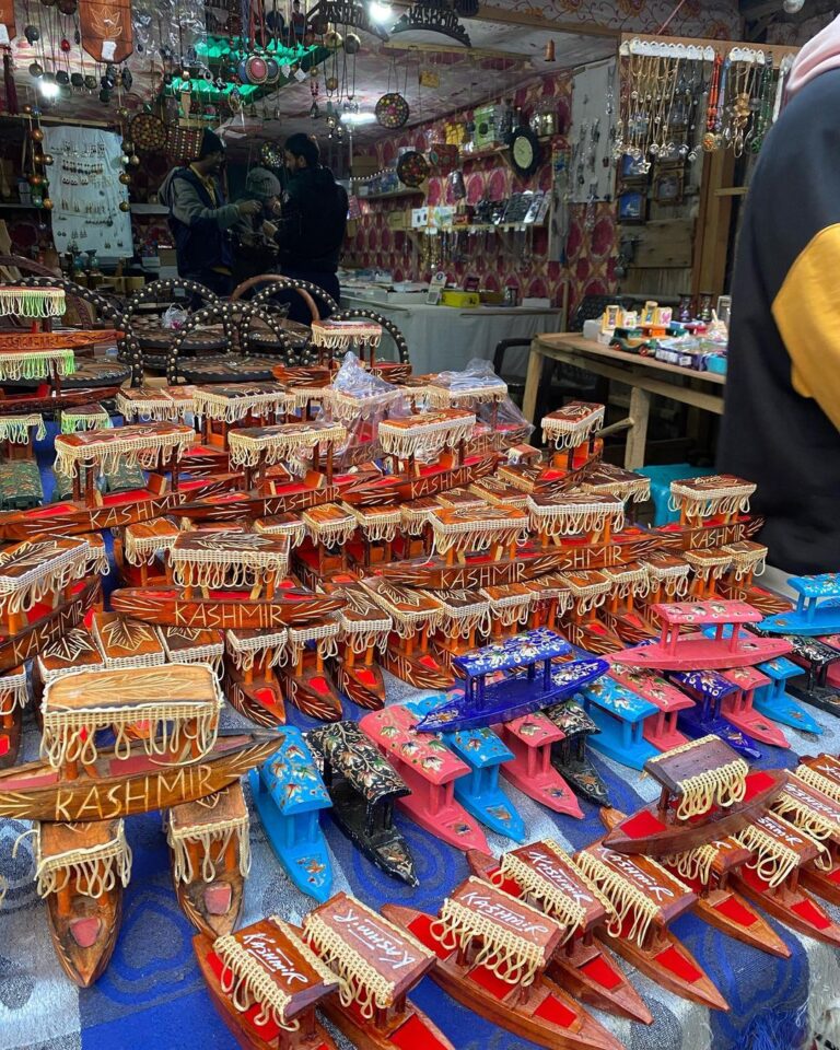 Must-Buy Kashmiri Handicrafts During Your Tour to Kashmir